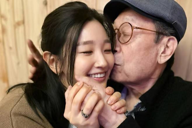 ‘신구와 볼뽀뽀 ‘55살 어린 유명 배우 셀럽스케치