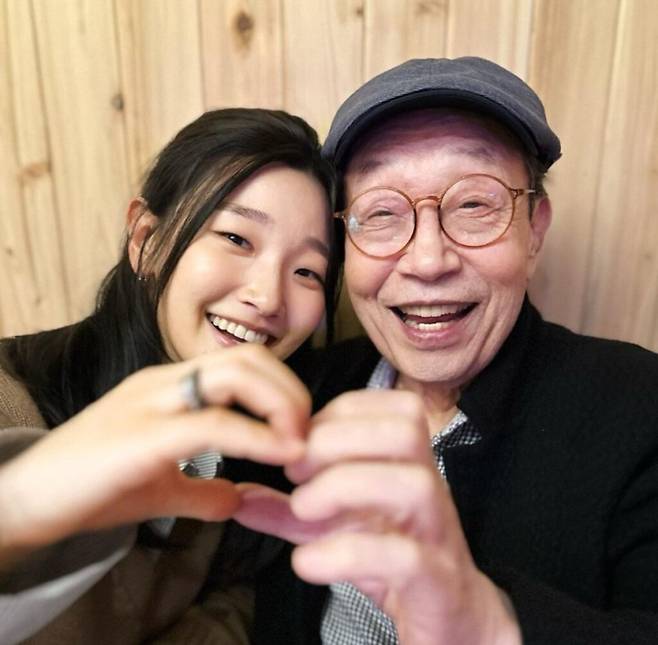 ‘신구와 볼뽀뽀 ‘55살 어린 유명 배우 셀럽스케치