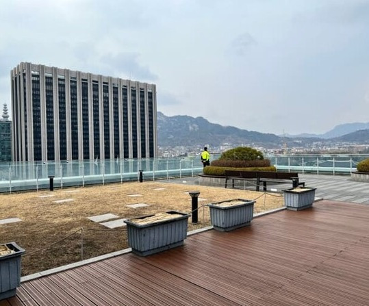 빌딩 숲 속 숨겨진 녹색 공간도심 속 녹색 휴식처 서울 옥상정원 5선 이앤투어픽