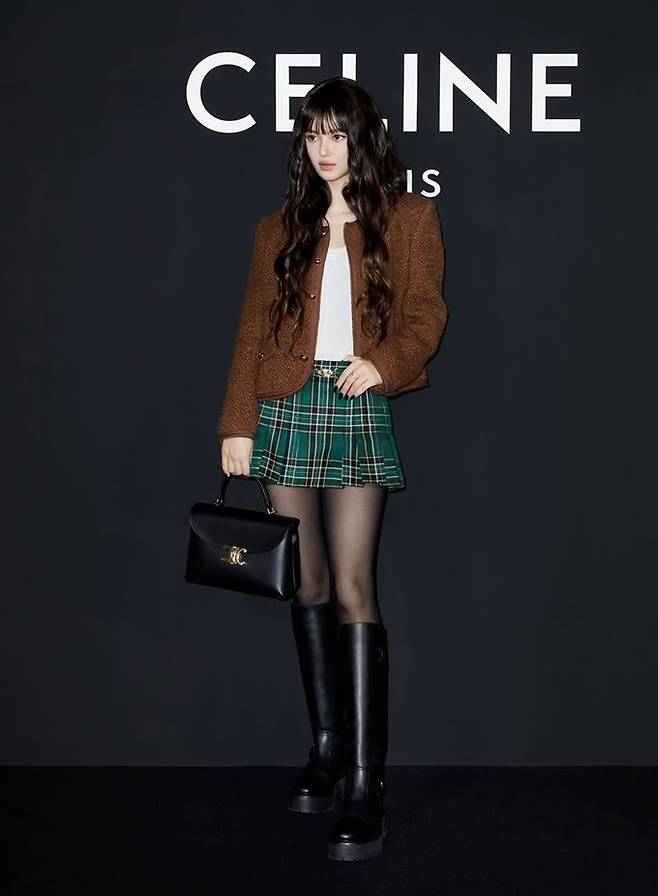 뉴진스 다니엘 인형이 따로없네 상큼 발랄한 트위드 프레피룩 패션엔