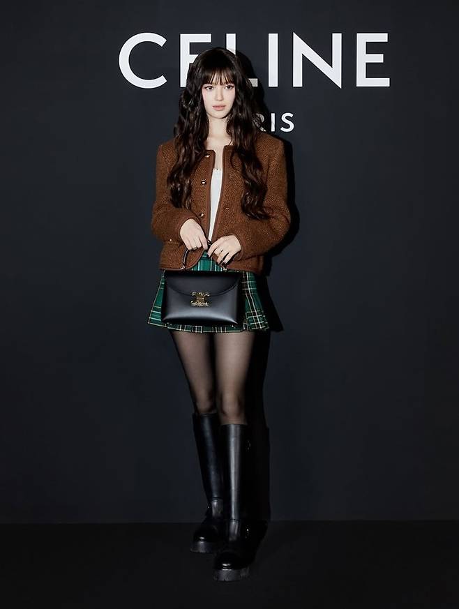 뉴진스 다니엘 인형이 따로없네 상큼 발랄한 트위드 프레피룩 패션엔