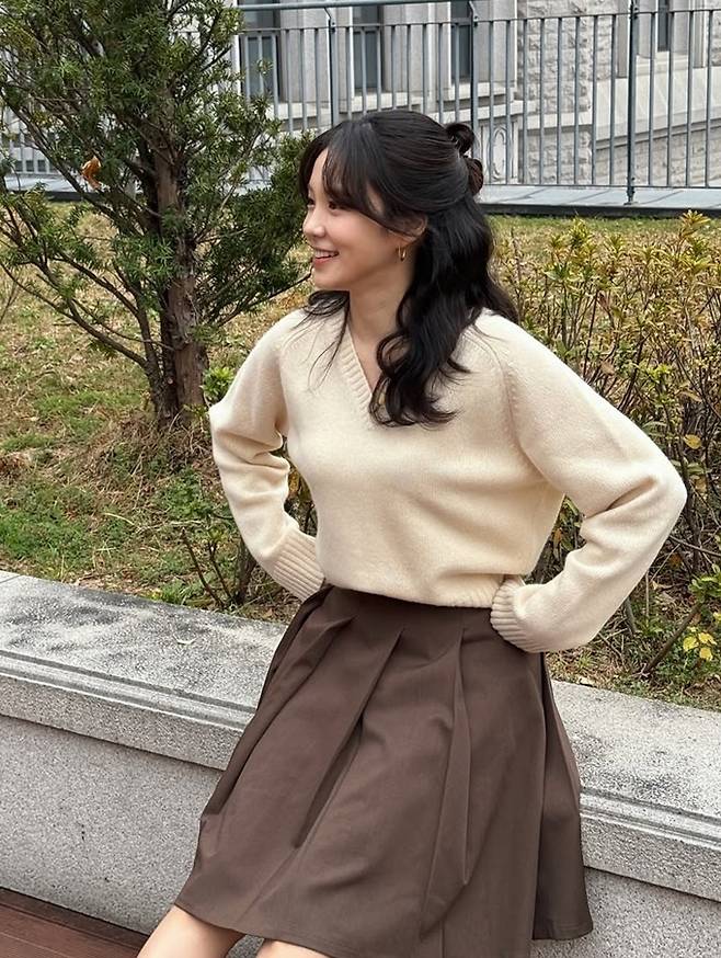 장예원 아나 드뮤어 그 자체 잠깐 힐링 타임 스웨터와 주름치마 청순 드뮤어룩 패션엔