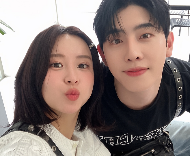 결혼은 사생활이라더니 결국 결혼발표한 5살 연상연하 커플 삶은영화