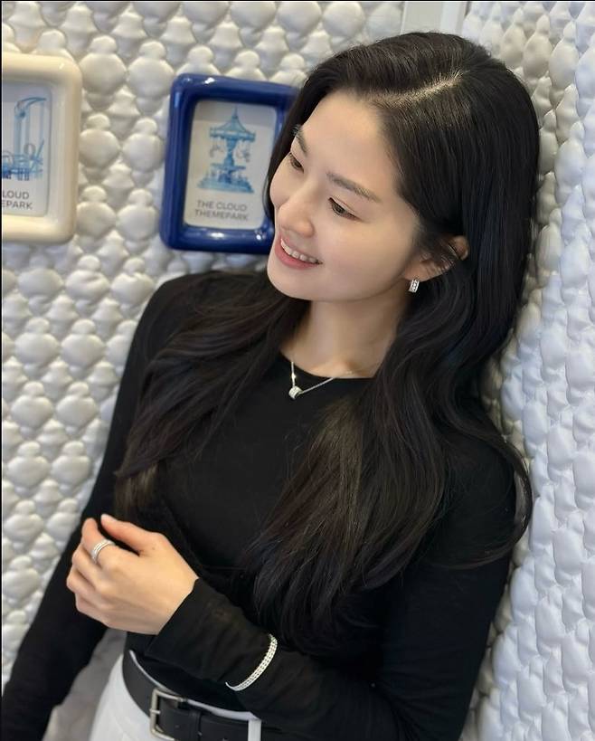 전진 아내 류이서 반짝거리는 백화점 나들이 세련된 블랙앤화이트 롱스커트룩 뷰티는 내운명