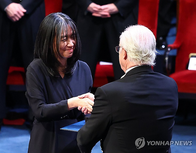 노벨문학상 메달 손에 쥔 한강 스톡홀름 시상식 현장 르포 2024 노벨문학상