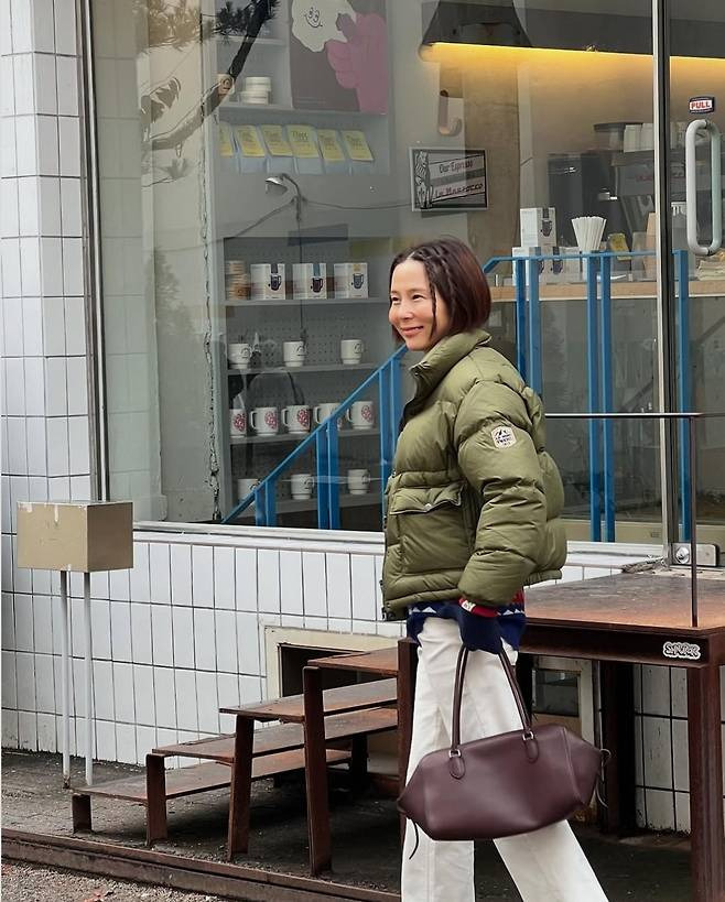 김나영 겨울에도 멈추지 않는 패션 센스 카키 패딩과 화려한 니트로 완성한 스타일링 스타와 패션