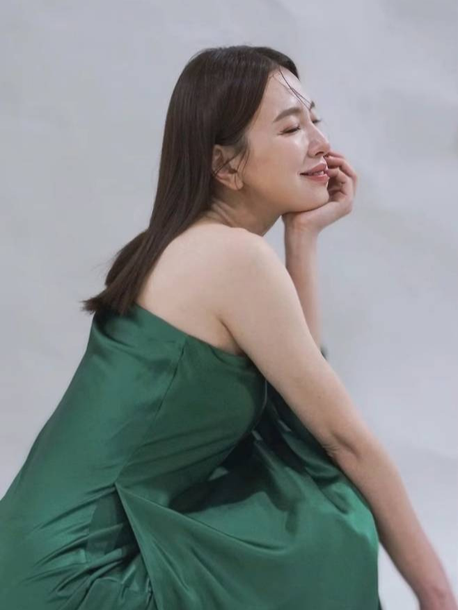 이일화 과감한 변신 나이를 잊게 한 파격적인 컷아웃 원피스룩 스타와 라이프