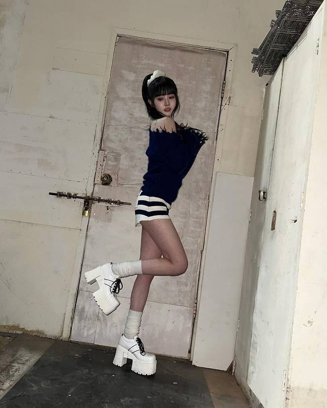 ‘박남정 딸 시은 아빠도 놀랄 대담 패션 크롭 원숄더와 줄무늬 미니스커트룩 스타와 라이프