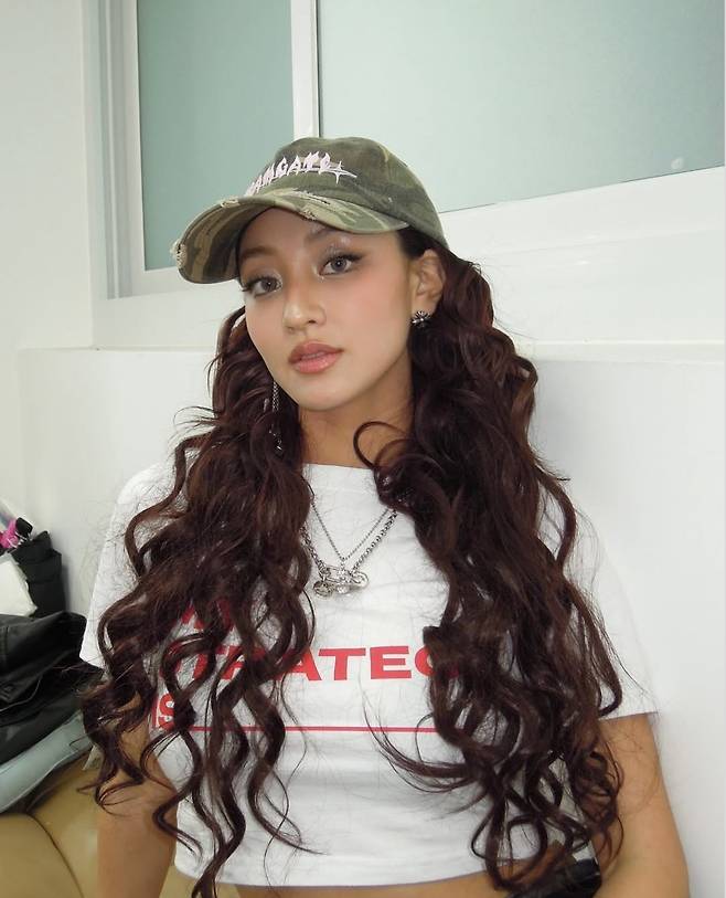 지효 10kg 빼더니 안달난 복근 크롭티를 부르는 탄탄 건강미 Y2k 찢청 힙시크룩 뷰티는 내운명