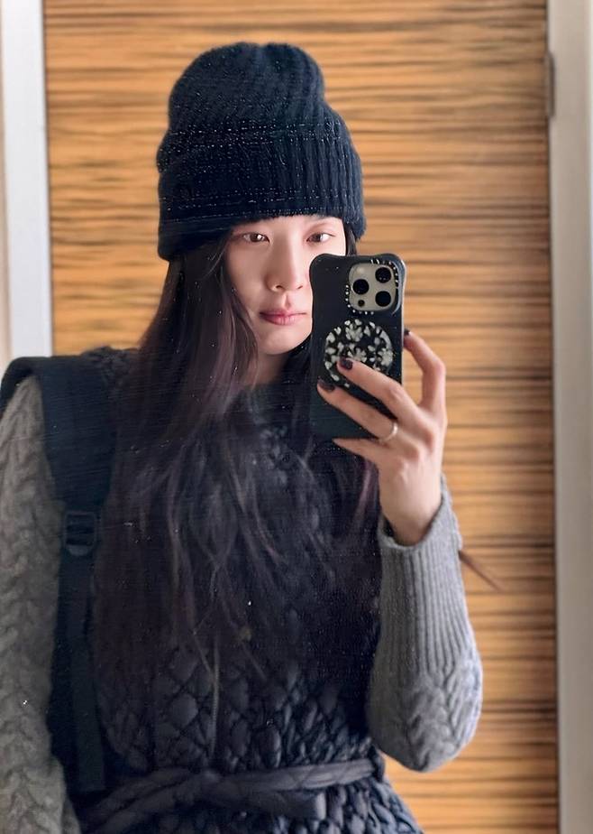 이청아 기온이 영하로 떨어질 때 비니에 퀼팅 코트 꾸안꾸 무장 외출룩 패션엔