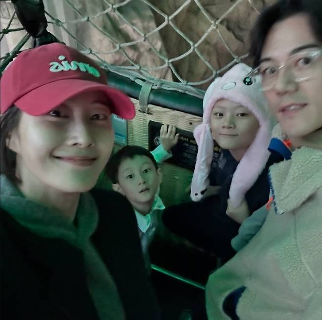 이현이 온가족 놀이공원 나들이 빨간 모자로 힙한 예쁜 엄마 패션 뷰티는 내운명
