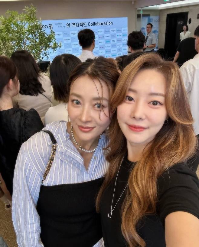 황보 44세 맞아 진주 목걸이 두르고 우아한 니트 원피스룩 뷰티는 내운명