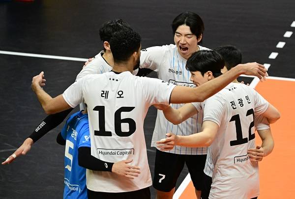 허수봉·레오 35점 합작 현대캐피탈 Kb손해보험에 3 0 완승파죽의 5연승