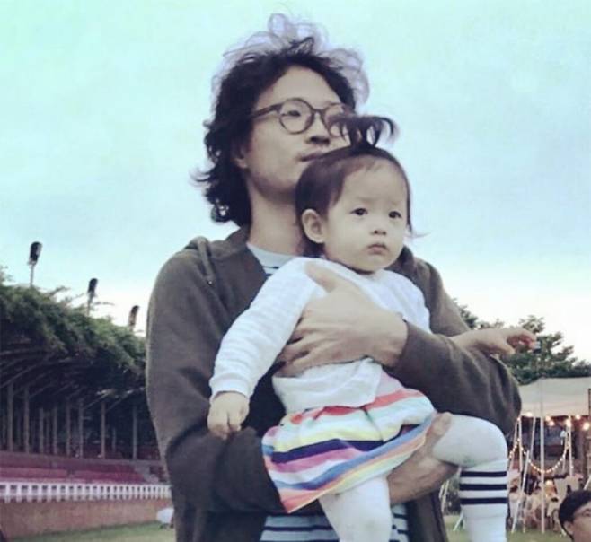 아내 대신 두 아이 독박육아 중인 연예인 셀럽스케치