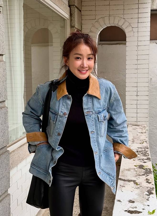 이시영 다리만 2m 다리가 무한대 싸이하이에 가죽 팬츠 힙한 데일리룩 패션엔