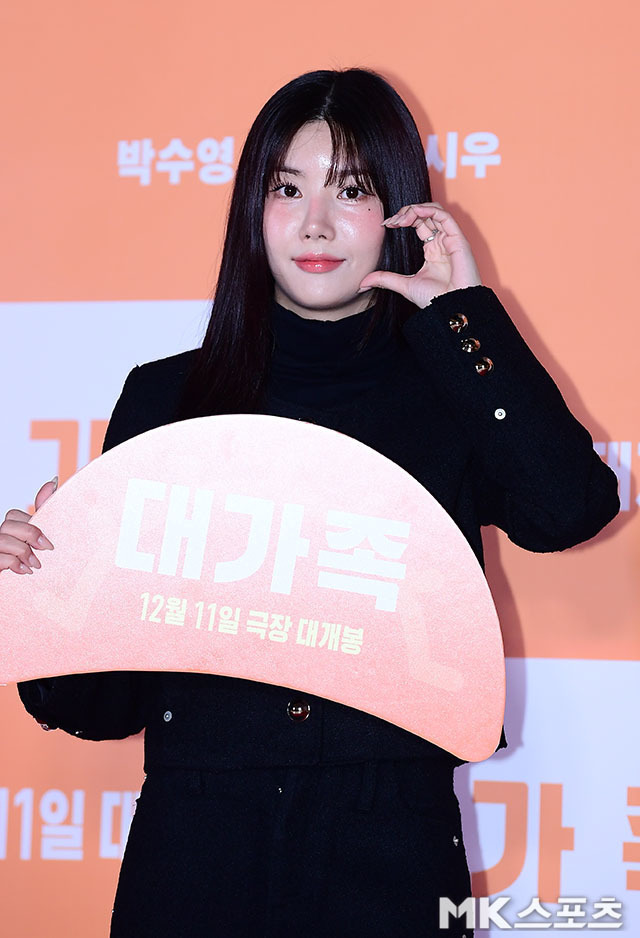 권은비 초미니 스커트로 드러난 탄탄 허벅지 반전 건강미 발산 스타와 패션