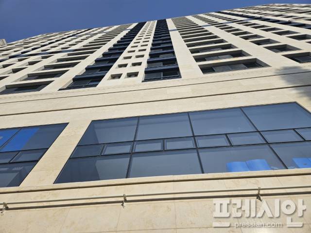 10억 고가 아파트 외벽 대리석을 접착제로 붙여입주예정자들 반발