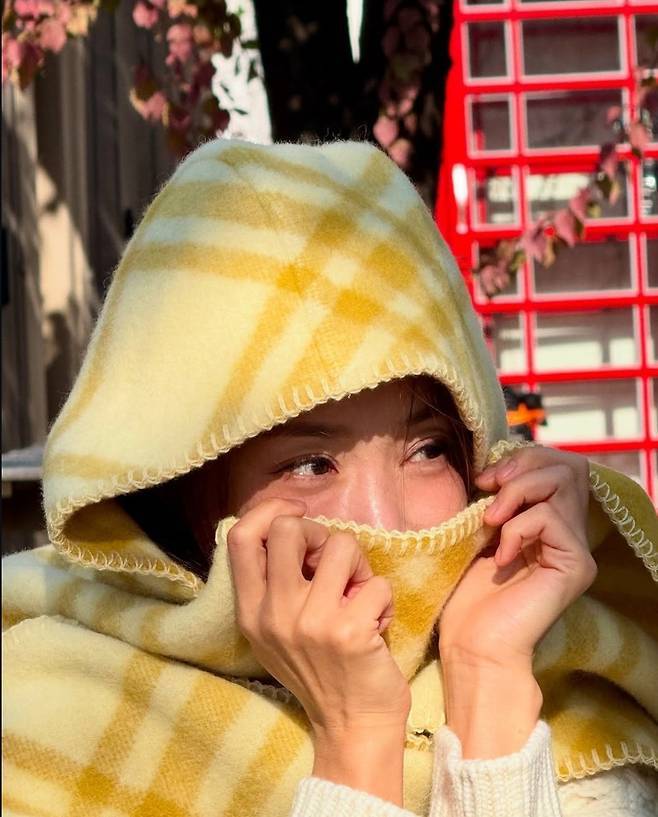 이시영 옐로 체크 머플러로 고급美 물씬 데님어그 부츠로 완성한 캐주얼룩 스타와 패션