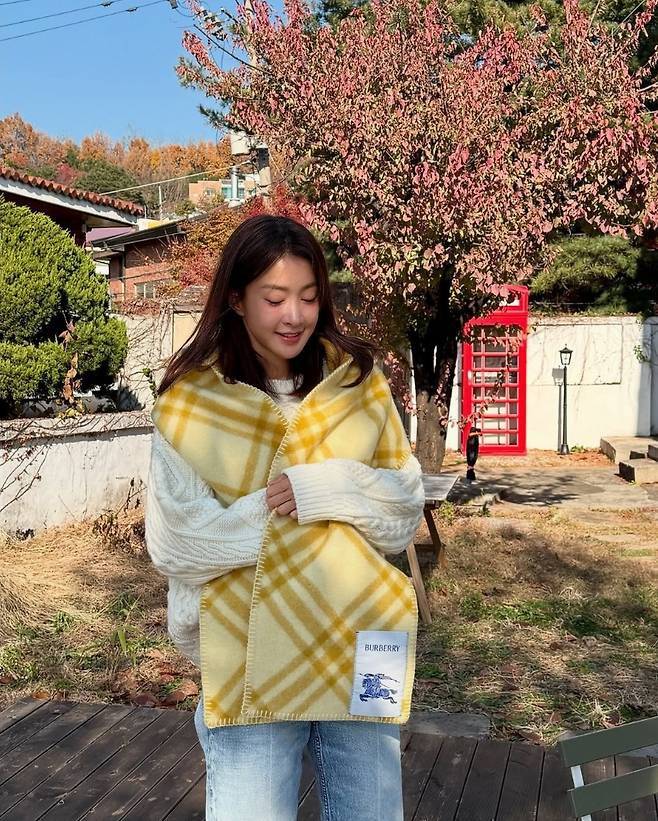 이시영 옐로 체크 머플러로 고급美 물씬 데님어그 부츠로 완성한 캐주얼룩 스타와 패션
