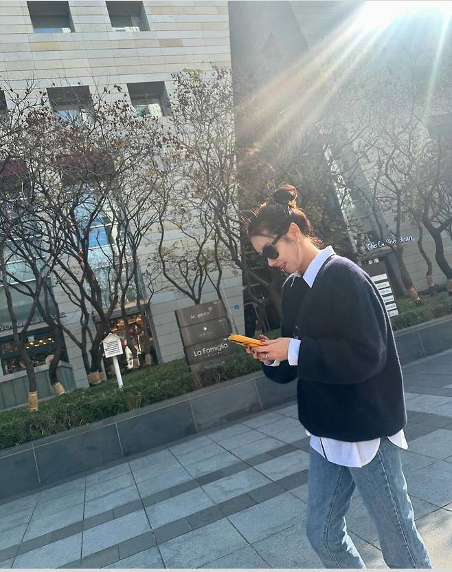 소이현 웃음꽃 활짝 대학생 같은 셔츠데님 데일리룩으로 청춘 감성 가득 스타와 라이프
