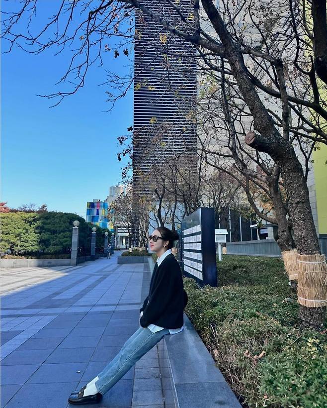 소이현 웃음꽃 활짝 대학생 같은 셔츠데님 데일리룩으로 청춘 감성 가득 스타와 라이프