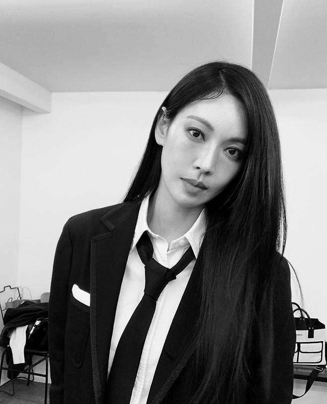 김소연 파격적인 쇼츠룩 우아함과 섹시미의 완벽 조화 스타와 라이프