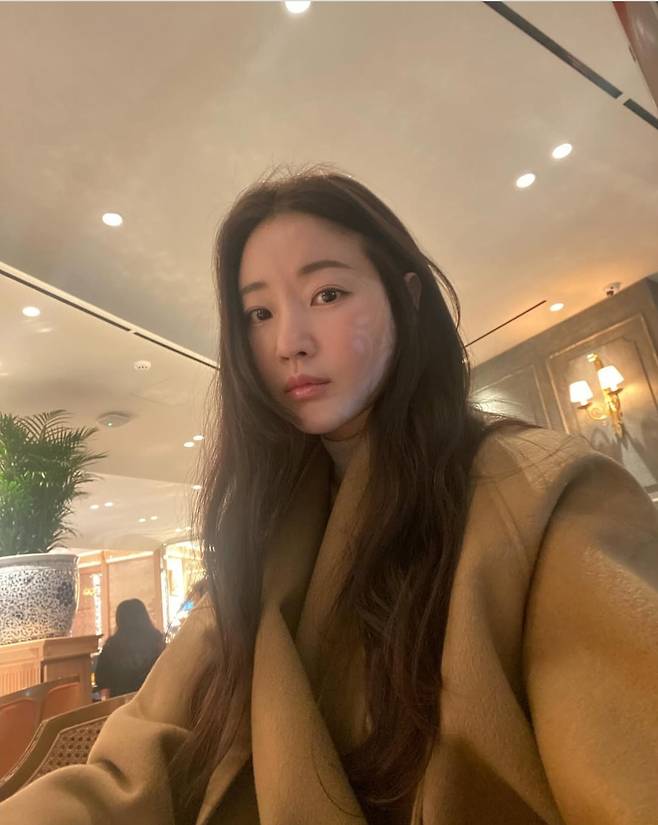 김사랑 47세 맞아 이렇게 보니 친근한 아는언니 털부츠 신고 세련된 롱 코트룩 뷰티는 내운명