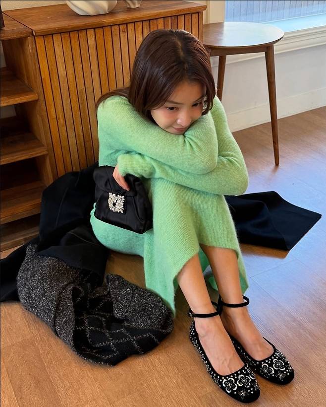 이시영 샤넬 없으면 못 나가 머플러 두르고 세련된 연두색 니트 원피스룩 뷰티는 내운명