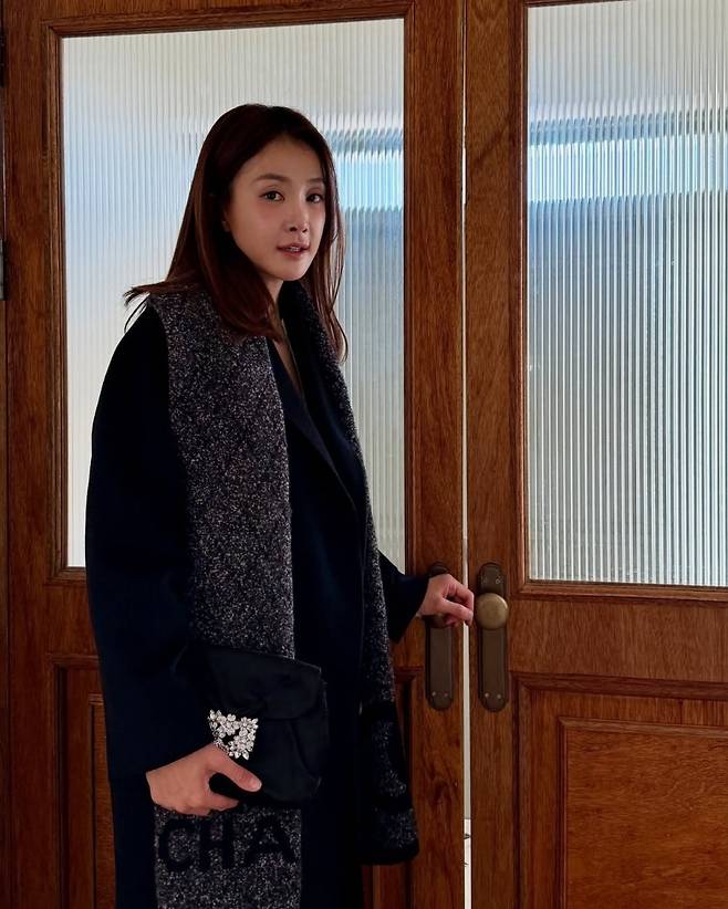이시영 샤넬 없으면 못 나가 머플러 두르고 세련된 연두색 니트 원피스룩 뷰티는 내운명