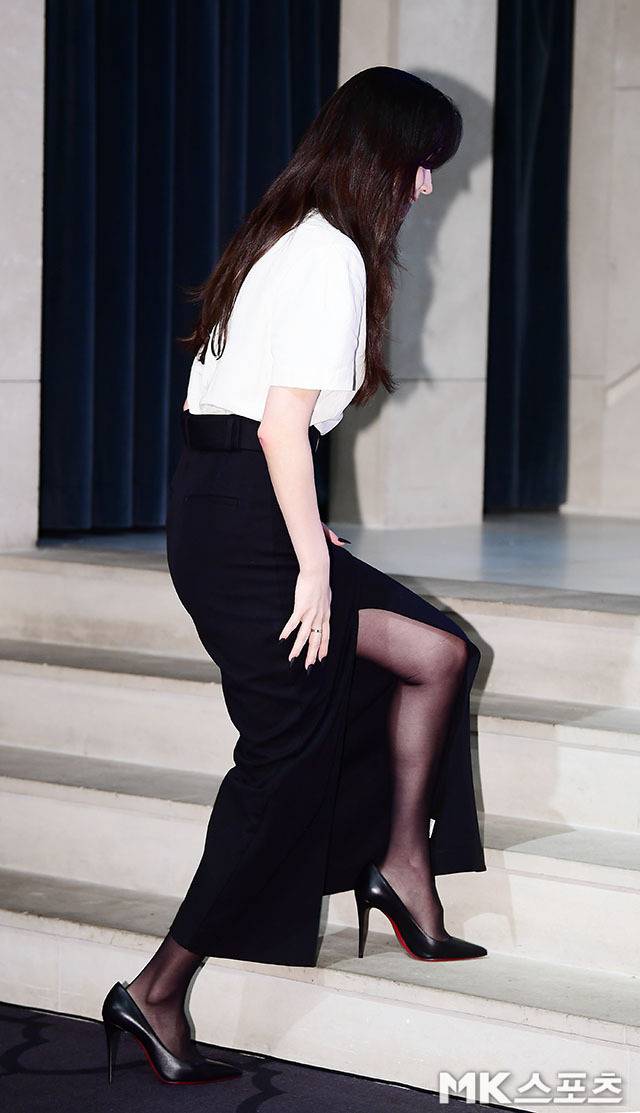 김지은 너무 찢어진 치마도 청순 눈부신 미모 뽐낸 블랙앤화이트 롱스커트룩 뷰티는 내운명