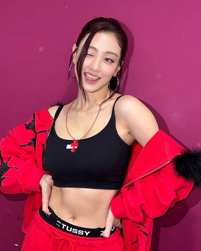 지효 탱크탑 입고 날씬한 복근 자랑해 화제 라이프업