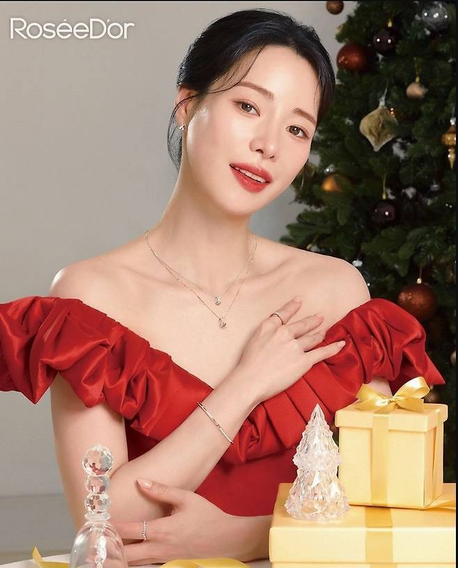 임지연 무결점 미모 빛났다 연말 홀리데이 감성 담은 오프숄더 드레스 스타와 라이프