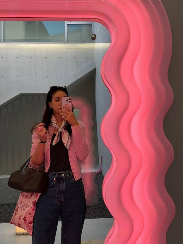 고소영 스카프 센스가 돋보이는 카디건 청바지룩 여리여리 매력 발산 스타와 라이프