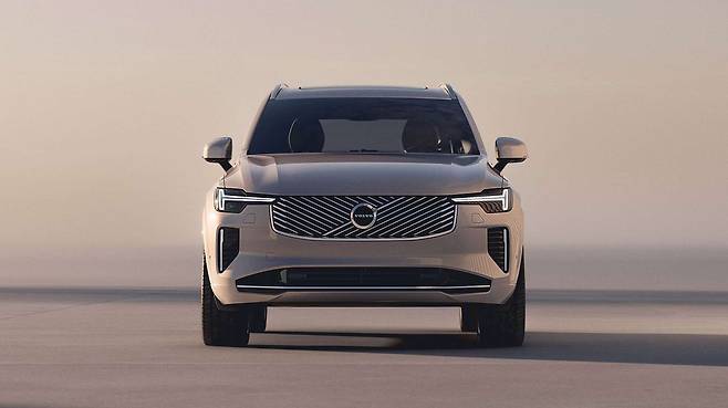 빗살무늬 그릴 적용한 2025 볼보 Xc90 Phev 라인업 공개 더드라이브