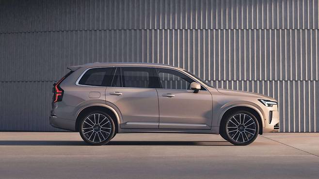 빗살무늬 그릴 적용한 2025 볼보 Xc90 Phev 라인업 공개 더드라이브