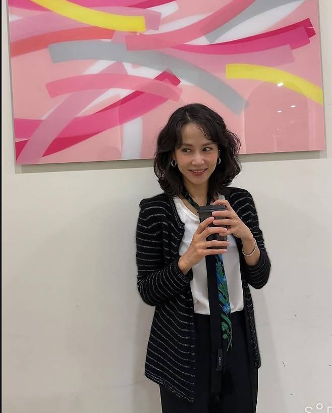 조여정 세련된 내추럴 출근룩 스트라이프 카디건에 시크한 미소로 ‘우아美 완성 뷰티는 내운명