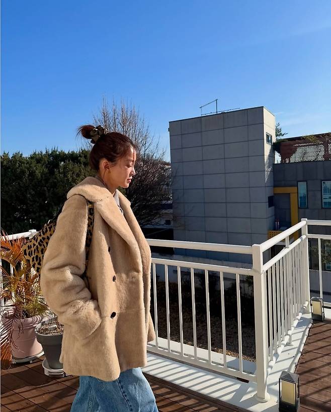 이시영 강추위에도 힙하게 퍼 코트에 단추 푼 셔츠 찢청 데일리룩 뷰티는 내운명