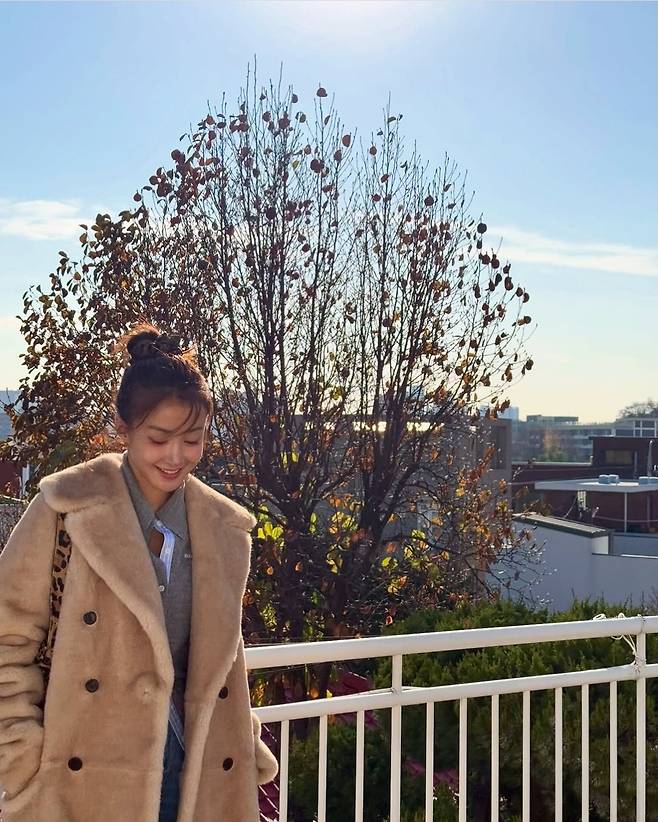 이시영 강추위에도 힙하게 퍼 코트에 단추 푼 셔츠 찢청 데일리룩 뷰티는 내운명