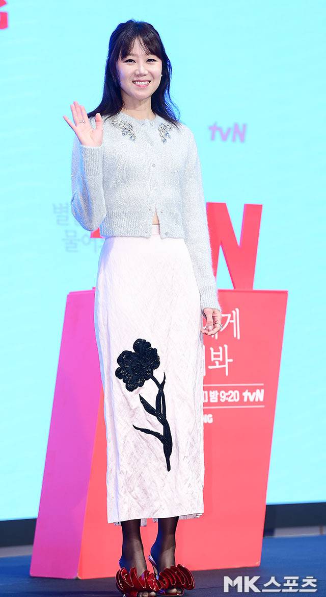 공효진 안방 복귀 ‘공블리 반짝이 니트에 레드 힐로 완성한 우아한 롱스커트룩 뷰티는 내운명