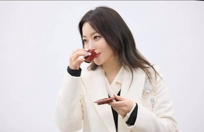 김희선 독보적 우아美 47세 나이 잊은 화이트 롱코트로 뽐낸 여신 비주얼 뷰티는 내운명