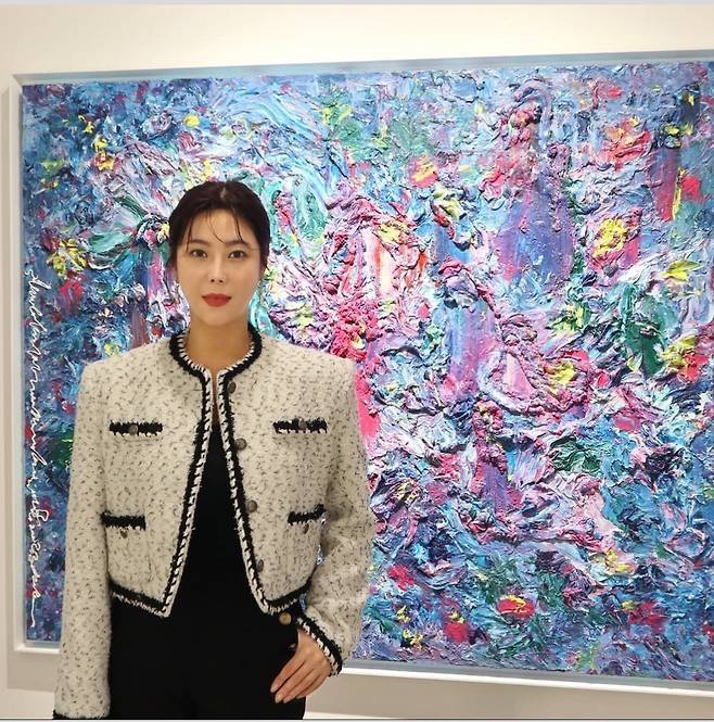 ‘18kg 감량’ 솔비, 쇼츠가 헐렁! 크롭 트위드로 더 갸름해 보이는 재킷룩