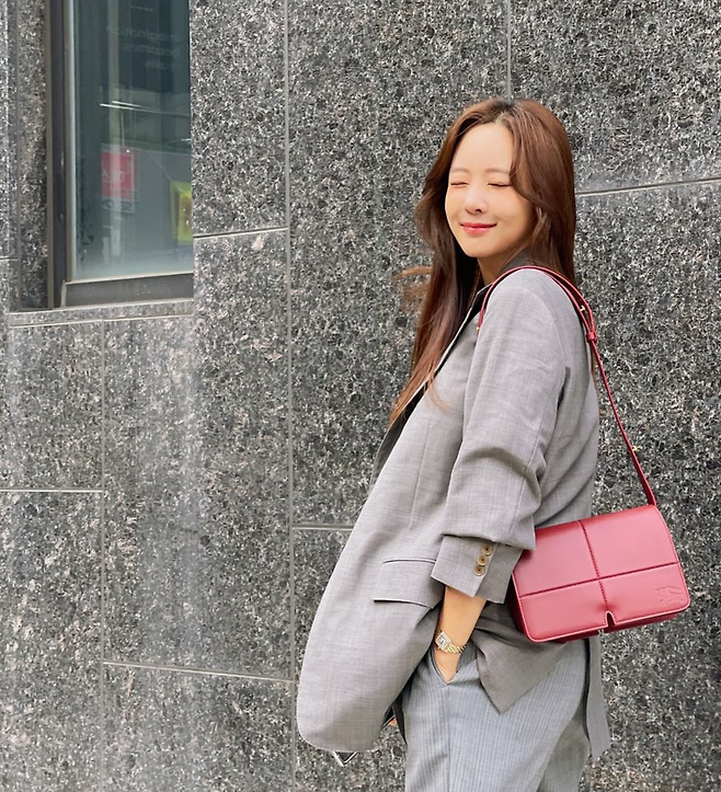 동안 미녀 소유진이 들어 난리난 명품백 웰니스라이프