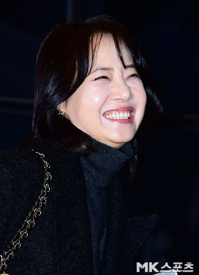 강경헌 터틀넥도 우아하게 체인 숄더백으로 세련된 블랙 롱 코트룩 뷰티는 내운명