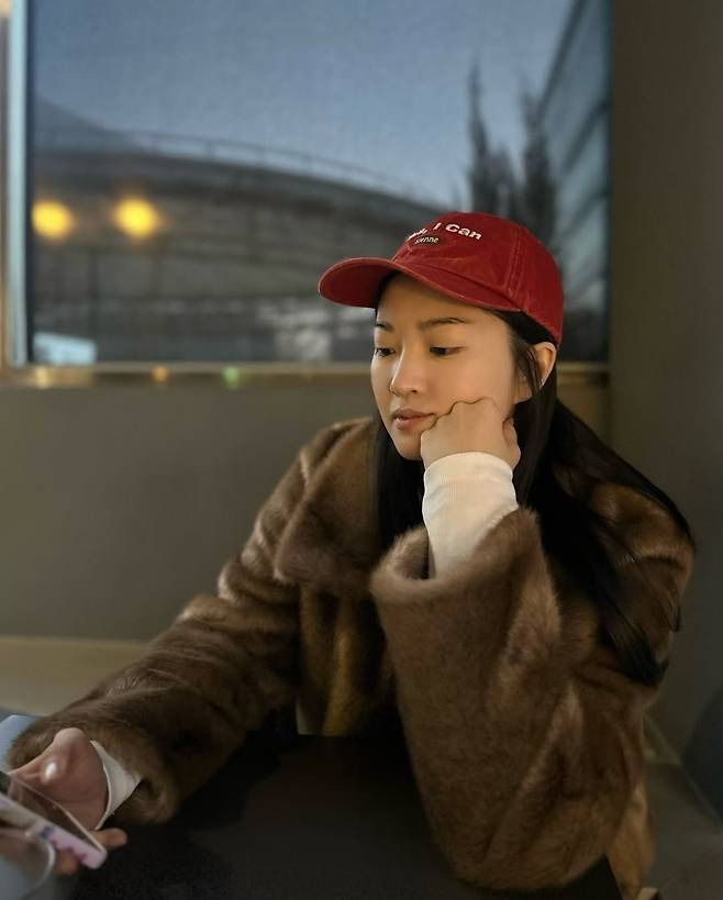 전진 아내 류이서 셀럽 다 됐네 비싸보이는 퍼 재킷에 청바지로 세련된 나들이룩 뷰티는 내운명