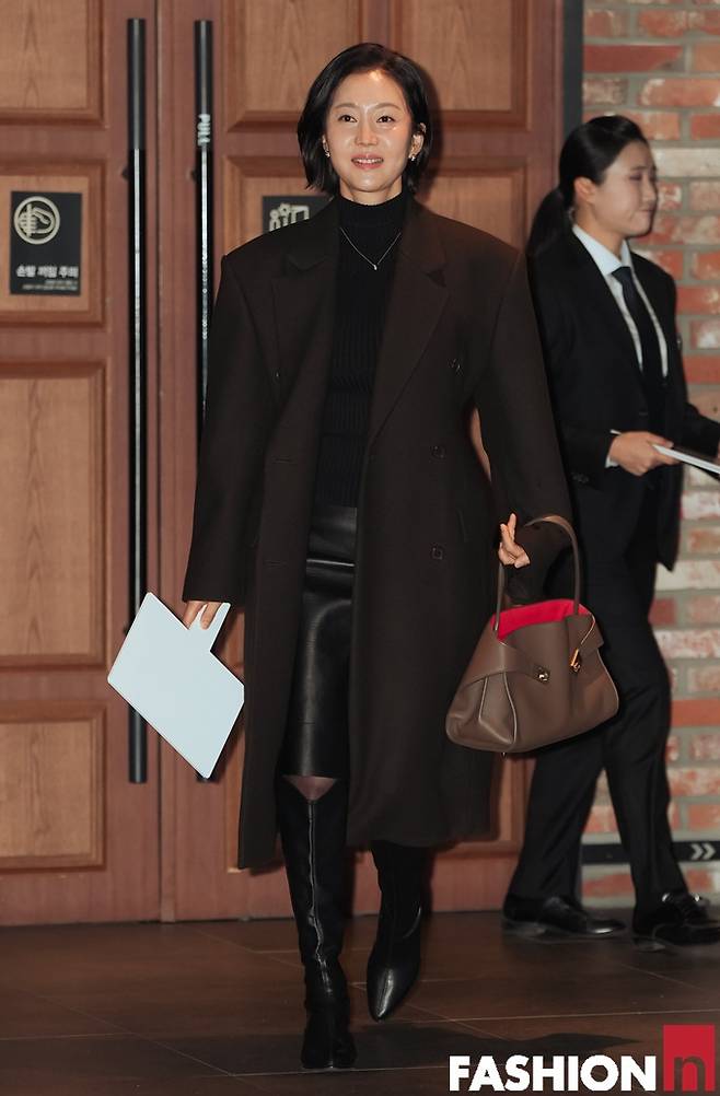 염정아 53세 세련된 절제미 더블 버튼 코트의 클래식 시크 드뮤어룩 패션엔