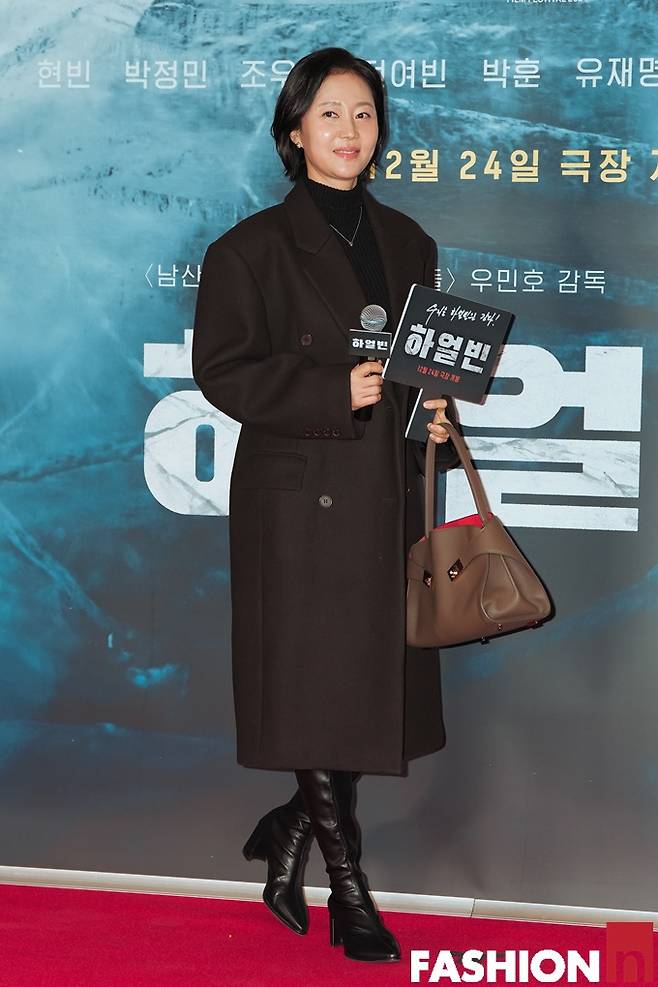 염정아 53세 세련된 절제미 더블 버튼 코트의 클래식 시크 드뮤어룩 패션엔