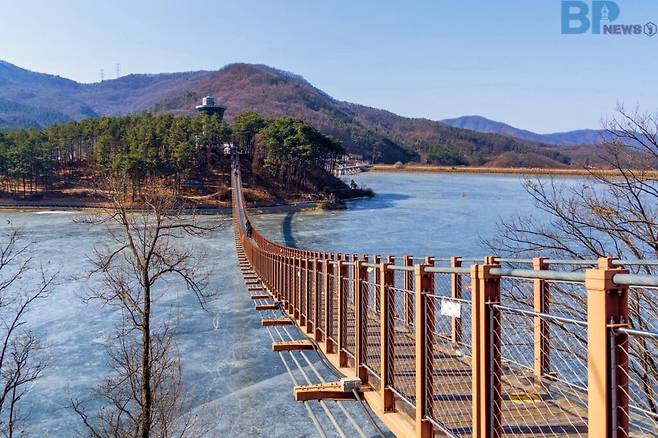 추위도 잊게 만드는 절경” 한겨울에 꼭 가야 할 출렁다리 명소 여행탐구