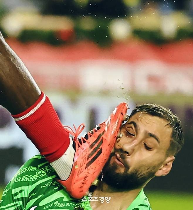 이강인 동료 Gk 돈나룸마 경기 도중 축구화 철제 스터드에 얼굴 찍혀 큰 부상