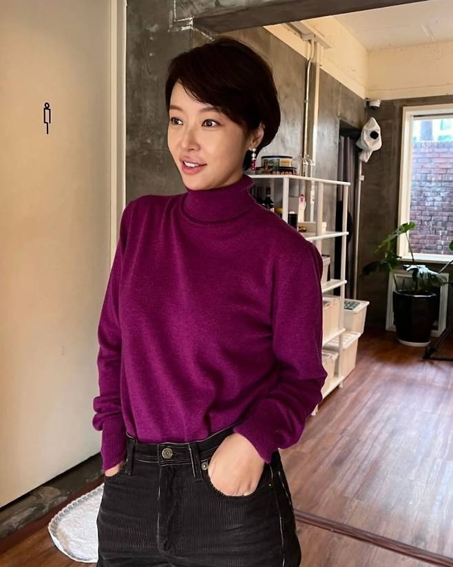 황정음 이혼 후 확 달라진 스타일링블랙 팬츠와 보라빛 터틀넥의 완벽 조화 스타와 패션