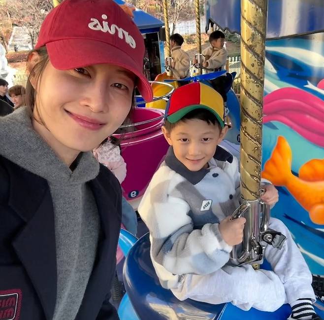 이현이 가족과 함께한 놀이공원 나들이모델 엄마의 패션 센스 스타와 패션